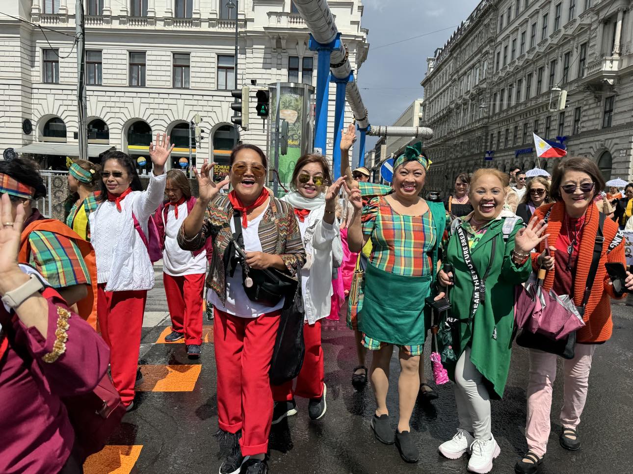 Display of Philippine culture in Vienna - colorful street parade held ...